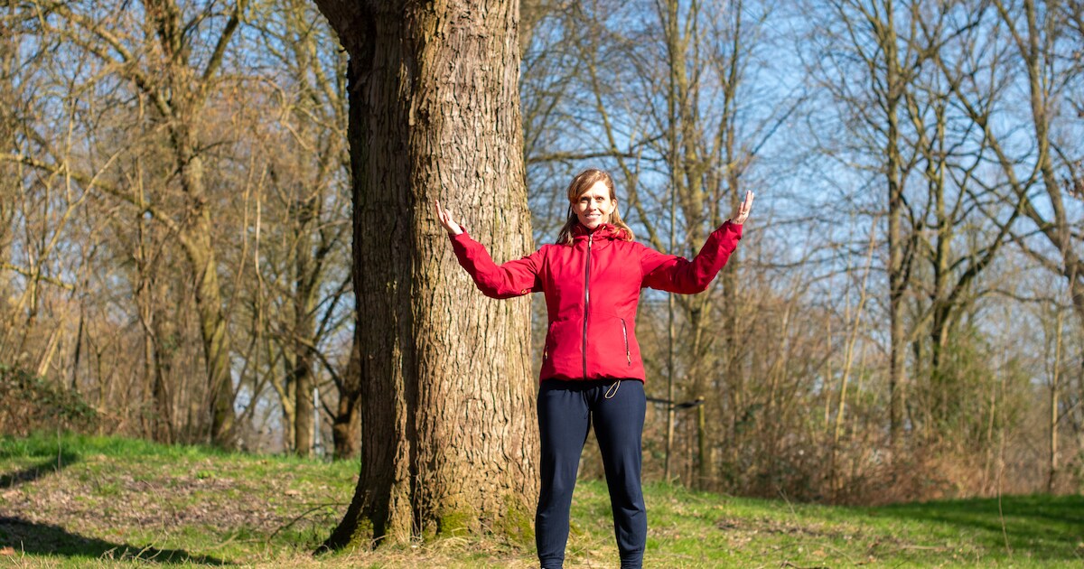 Annette geniet van yoga buiten: ‘Ook ik kan me druk maken, maar de yoga ...