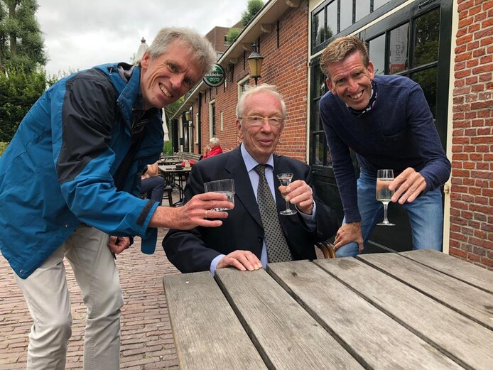 ‘Meneer de burgemeester’ Dik (1932-2022) trok jas aan over zijn pyjama en ging ‘s nachts naar ...