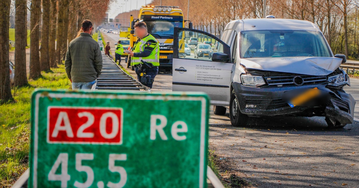 Botsing tussen twee voertuigen op de A20 bij afslag Moordrecht; auto's ...