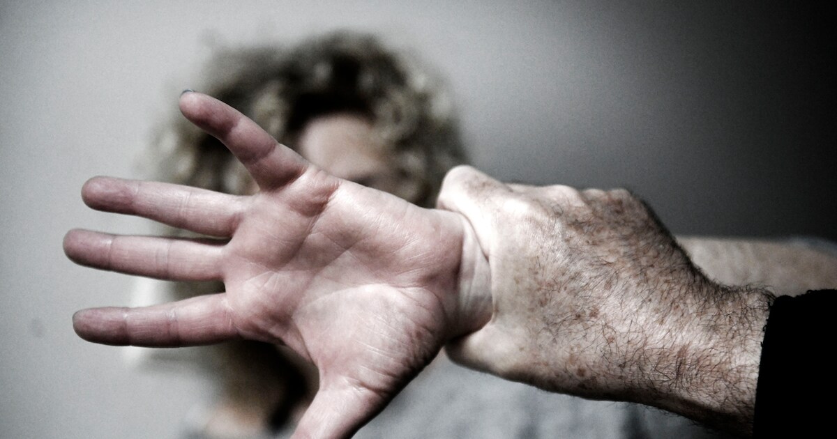 Vechtscheiding escaleert: man sleept ex-vrouw aan de enkels naar buiten ...