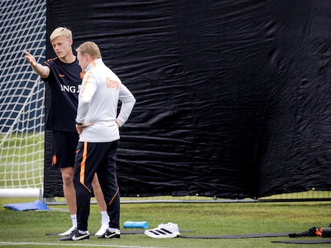 Bondscoach Ronald Koeman neemt op hersteltraining Jan Paul van Hecke ...