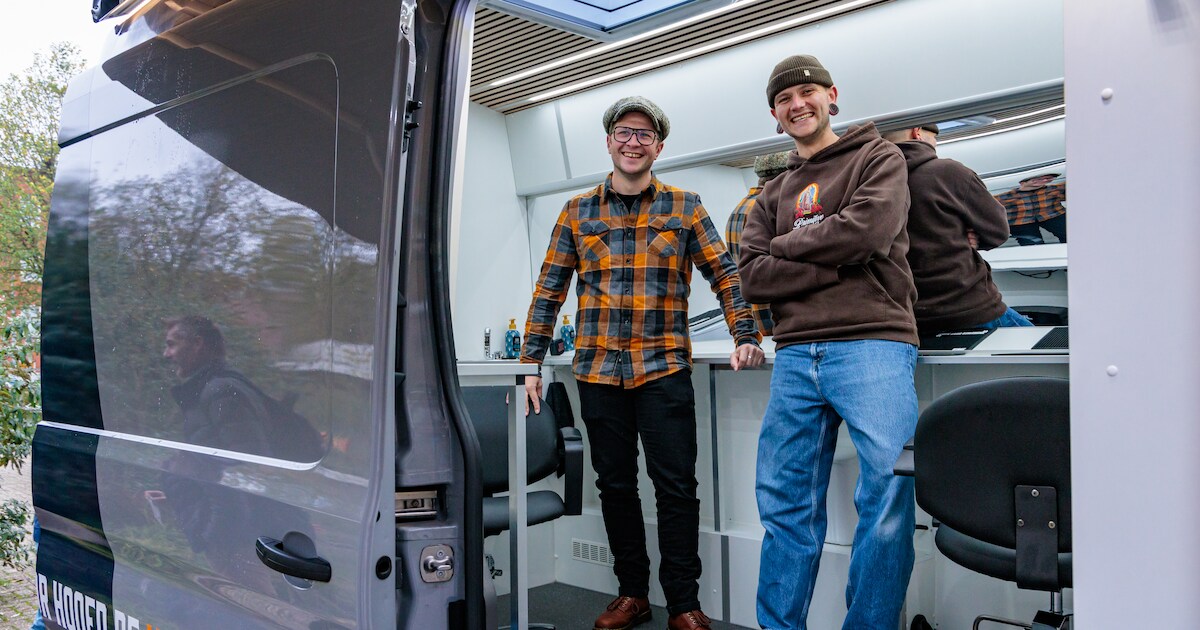 Straatkappers rijden nu met eigen bus door Rotterdam: ‘Was al jarenlang ...