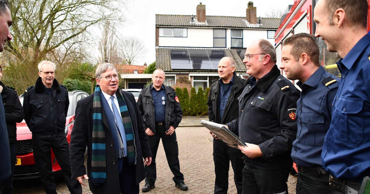 Burgemeester Brielle voor zijn afscheid als verrassing met loeiende ...