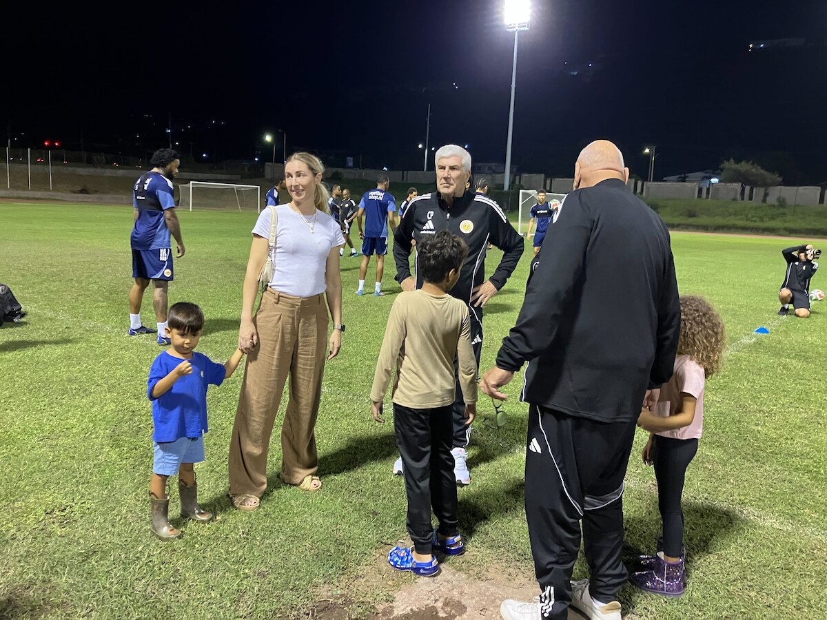 Cor Pot mist zijn vriend Dick Advocaat op bank Curaçao: ‘Ik denk dat ...