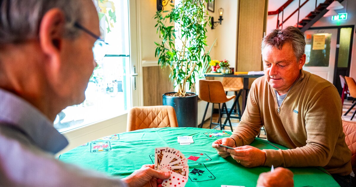 Van ontplofte bierflessen tot zwervend kunstgebit: dit kaartspel is ...