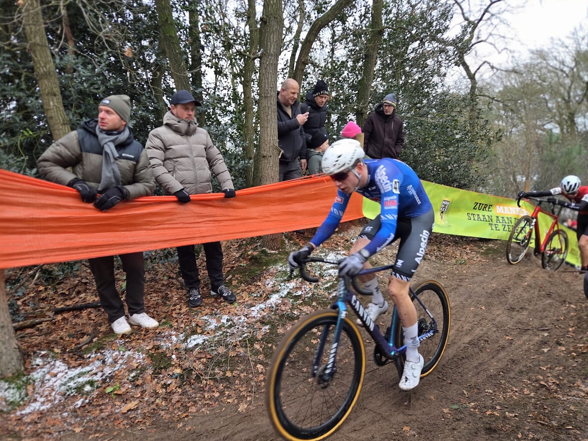 Het crossseizoen loopt niet zoals gewenst, toch hoopt Senna Remijn op ...