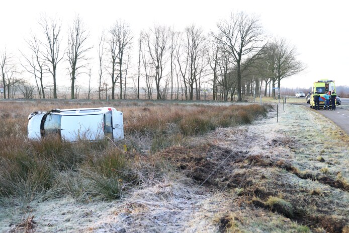Automobilist raakt van de weg en belandt op zijkant in natuurgebied in ...