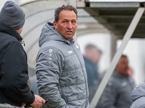 Gedwongen vertrek bij KMD valt trainer Dennis Roerade zwaar: ‘Een ...