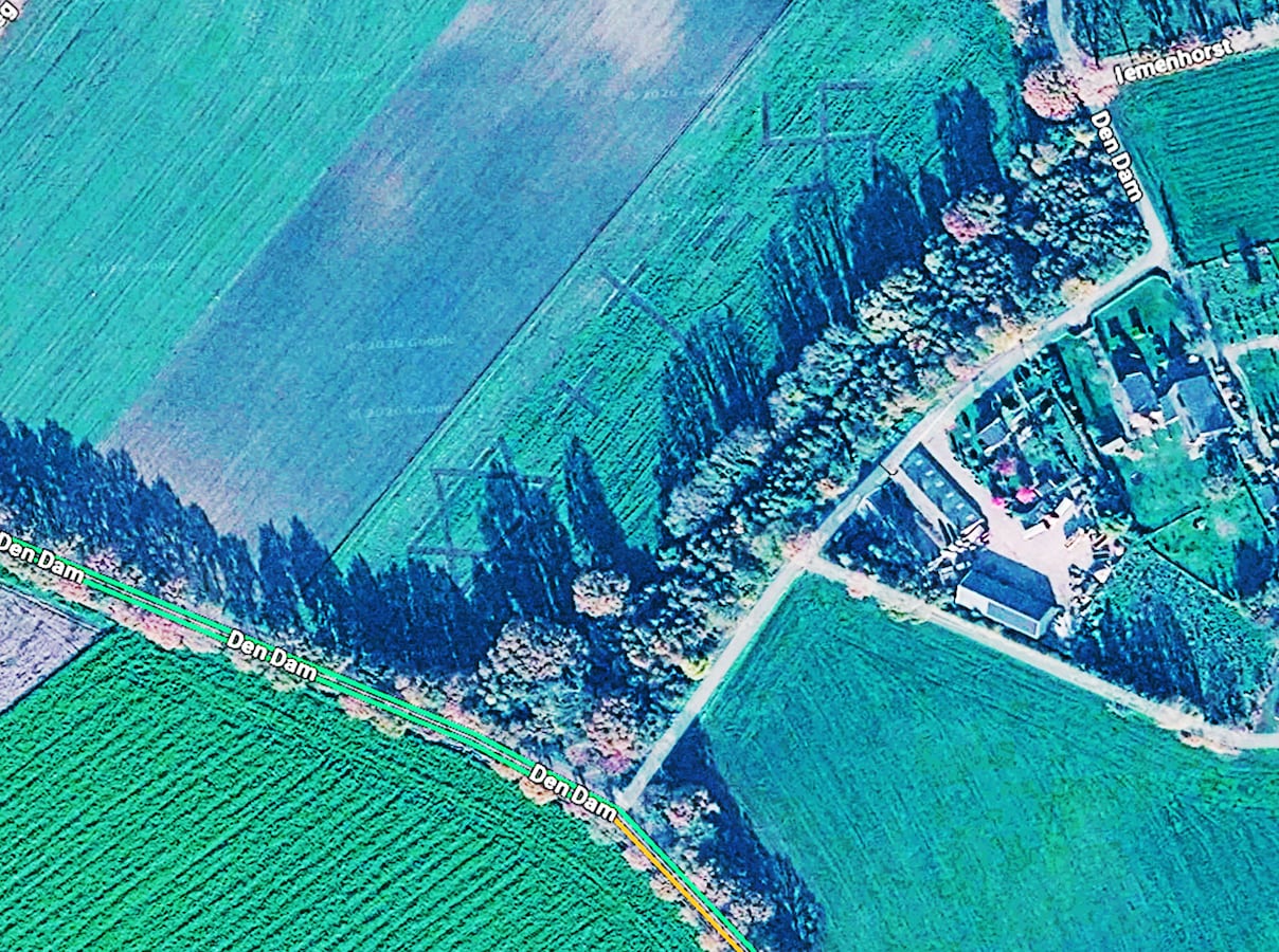 Mega-hakenkruis op akker zou van Google Maps worden gehaald, maar is ...