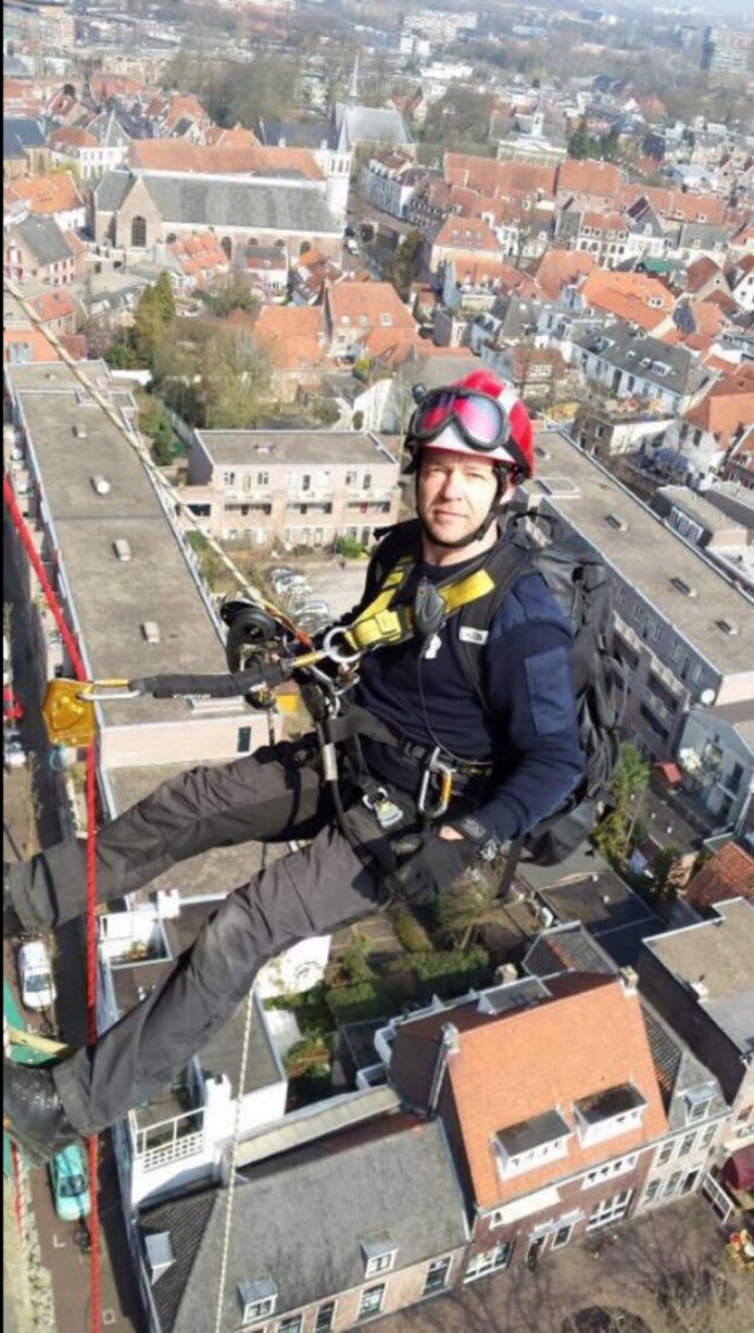 Op acht hoog vast in een bakkie, bevrijd door het hoogtereddingsteam ...