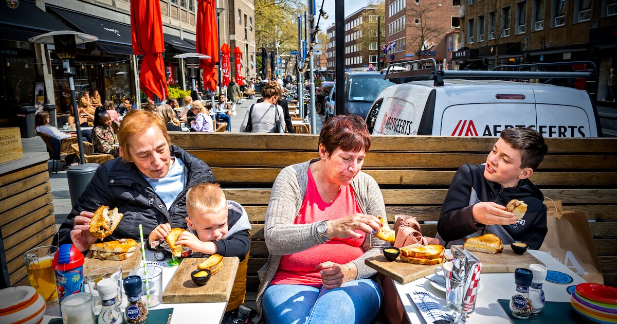 Eindelijk weer shoppen en een terrasje pakken. Alexandra en Gusta genieten met volle teugen ...