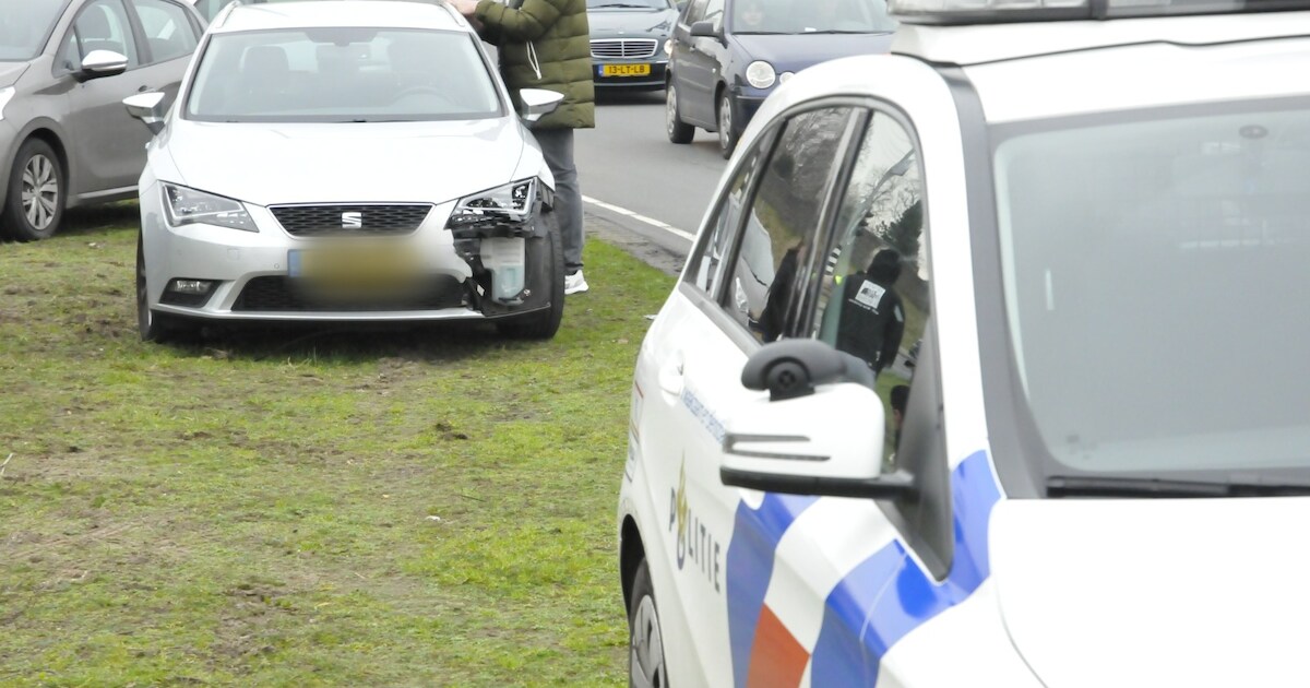 Botsing tussen twee auto’s bij stoplicht in Berghem, politie onderzoekt ...