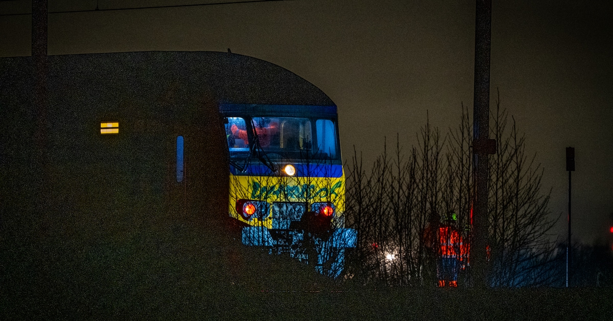 Reizigers wachten na brand in trein twee uur midden in weiland, met ...