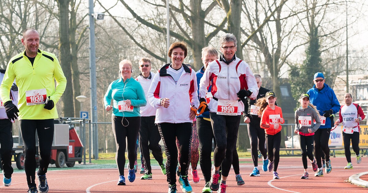Hardloopgroep voor blinden en slechtzienden oefent voor wedstrijd ...
