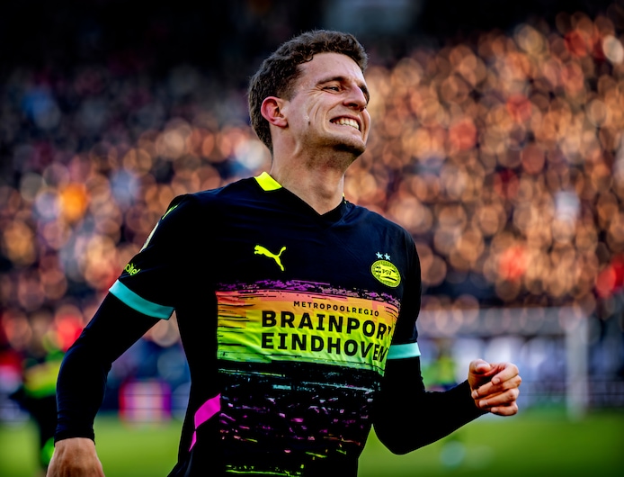 Guus Til baart opzien na klinkende zege met PSV: ‘Ik loop er een beetje verloren bij op het ...