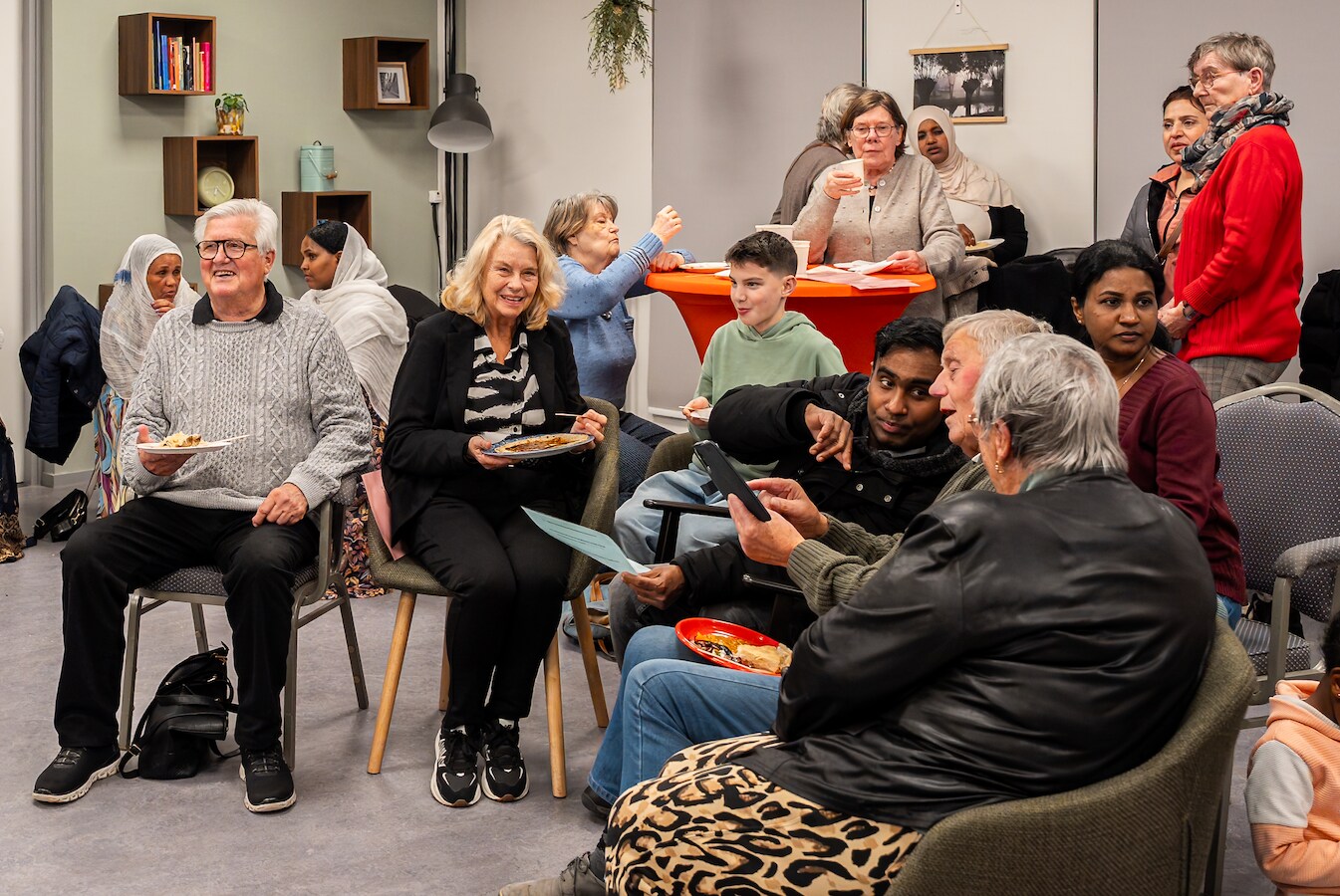 Schoonhovenaren en statushouders samen aan tafel: ‘Vooroordelen? Daar ...