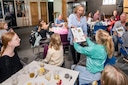 Margot Ribberink geeft kinderen schooltuindiploma: ‘Bij slechte oogst ...