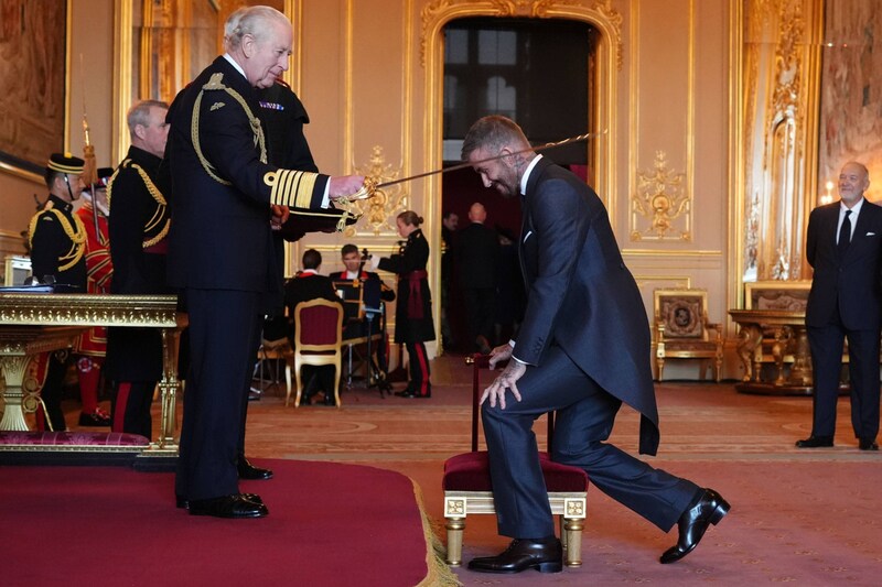 Voortaan is het ‘Sir’ David Beckham: koning Charles slaat voormalig ...