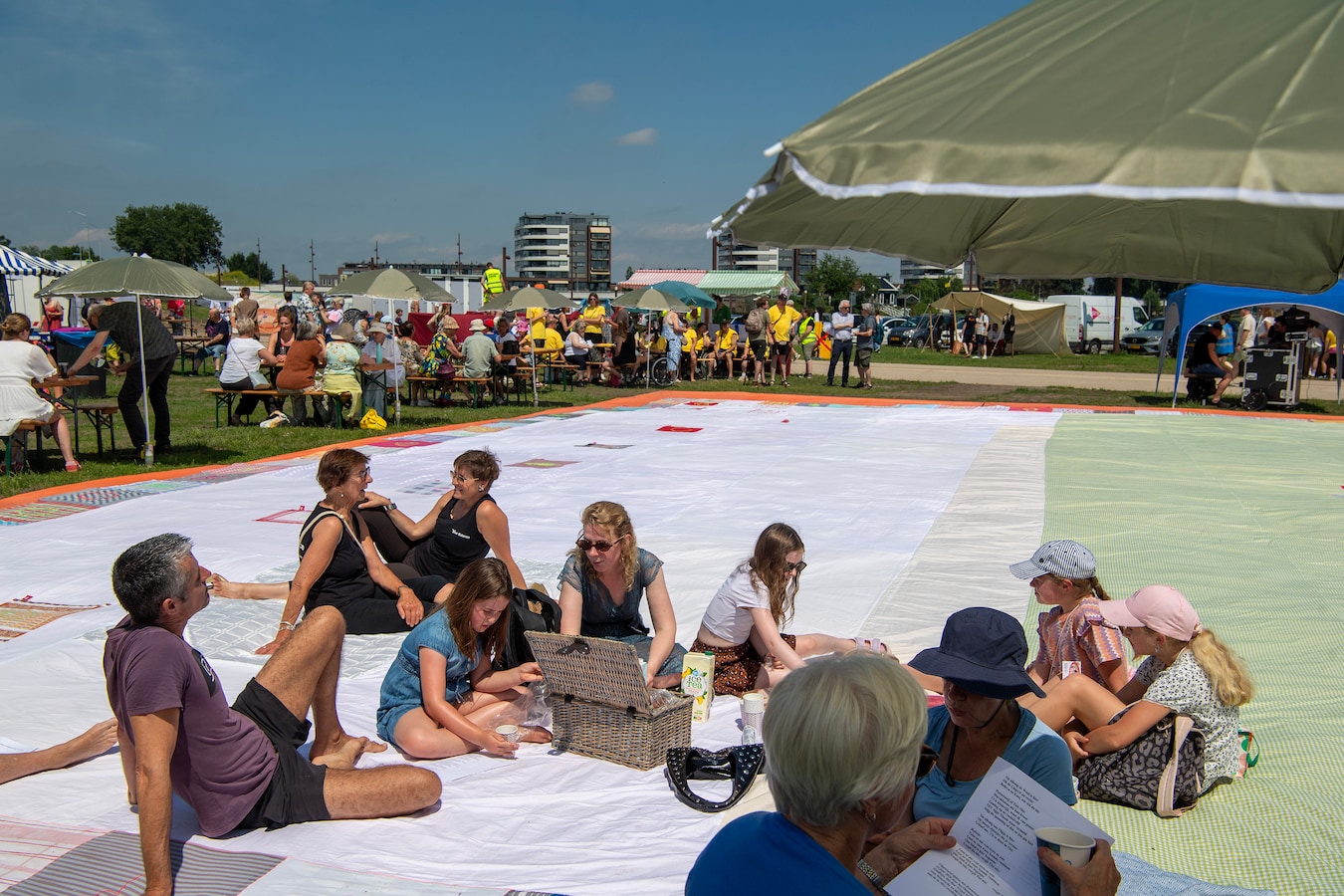 Het maken van dit gigantische picknickkleed was een grote klus, maar ...
