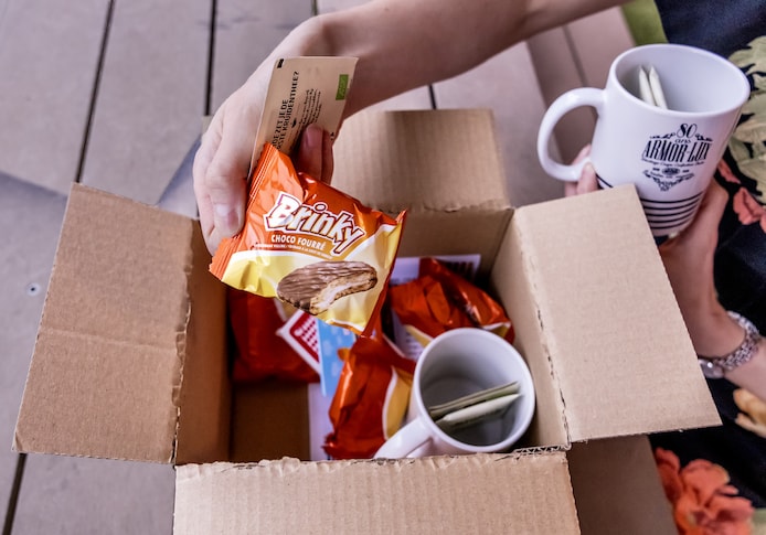Xander bezorgt pakketjes expres op verkeerde adres: ‘Zo moéten ze bij ...