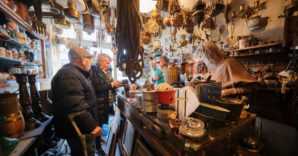 Enorme belangstelling voor antiekwinkel overleden Cor Leeksma: deuren ...