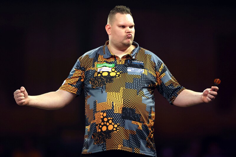 Wesley Plaisier pakt cadeautjes van ‘paarse kerstman’ Peter Wright niet ...