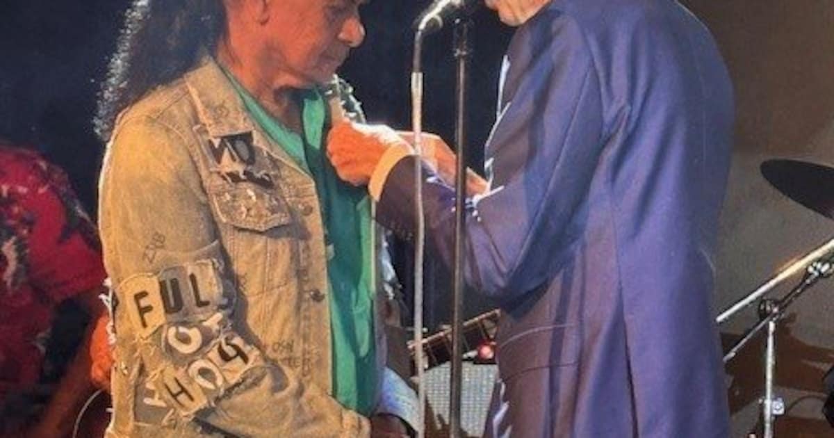 Johnny Manuhutu ontvangt Koninklijke onderscheiding in Huizen | Huizen ...