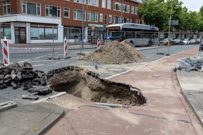 Groot sinkhole legt verkeer op Franselaan in Rotterdam plat | 112 ...