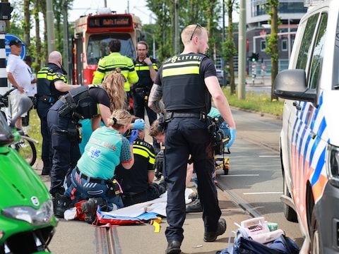 Scooterrijder rijdt door bij controle en sleurt agent mee: politieman ...