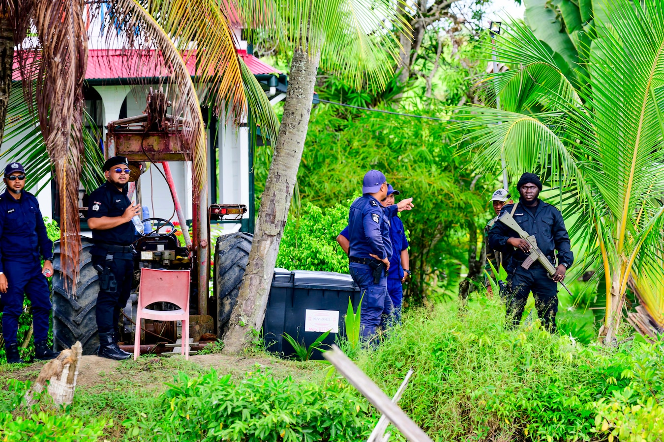 Vader steekt zijn eigen kinderen en buren dood in Suriname: tien mensen ...