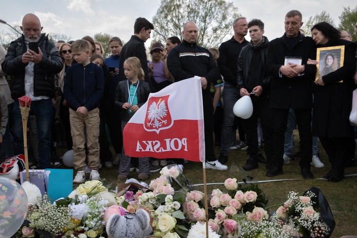 Met haar foto in handen lopen ouders Nina (14) voorop bij stille tocht ...