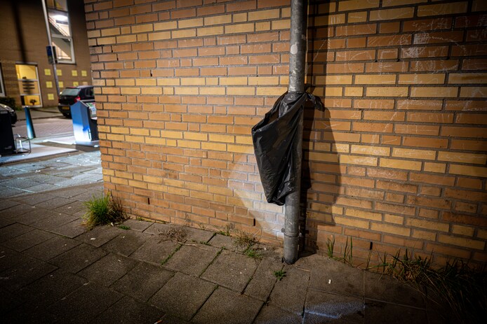 Met één druk op de knop activeert buurtbewoner een irritante pieptoon ...