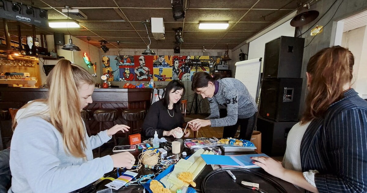 Weven voor een camouflagenet voor Oekraïne | Voorne aan Zee | AD.nl