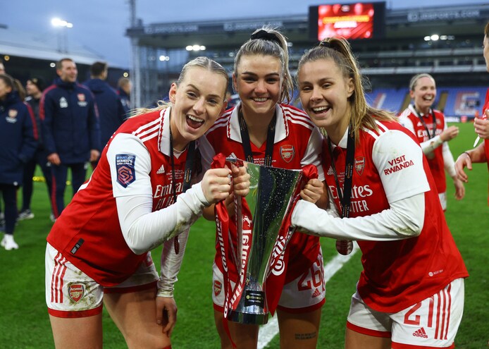 Victoria Pelova wint eerste prijs met Arsenal, emotionele Vivianne ...