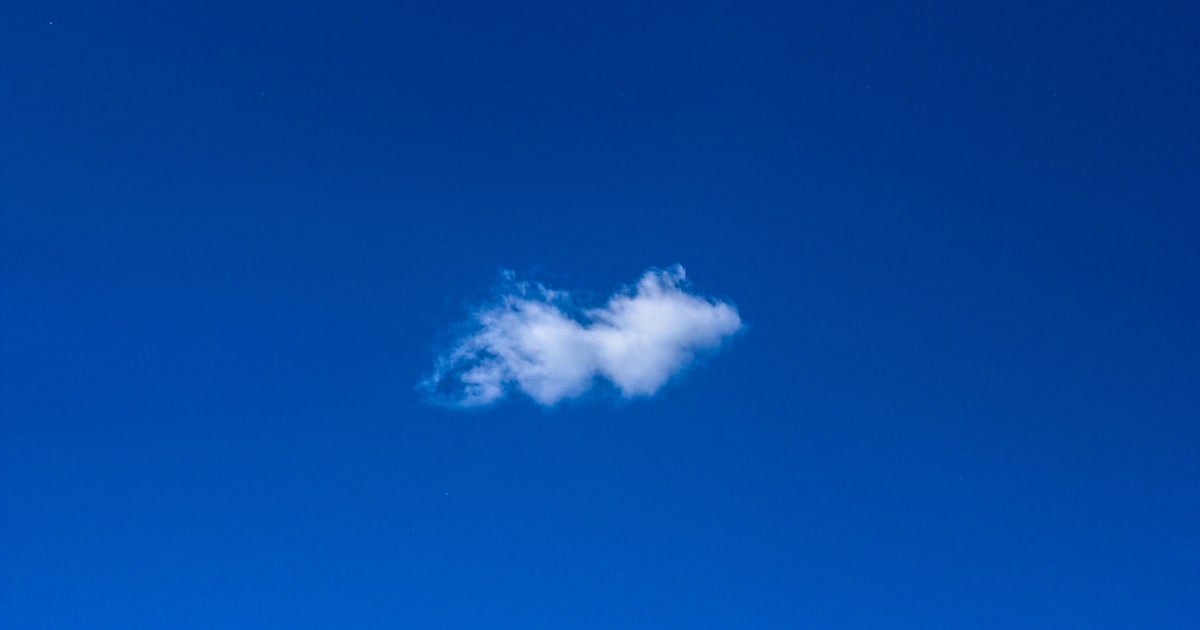 Veel ruimte voor de zon met een enkele wolk in Zeewolde in de middag ...