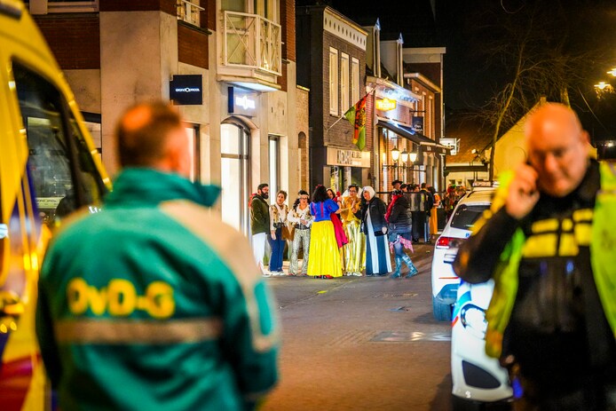 Man zwaargewond en bewusteloos op stoep gevonden na val uit raam ...