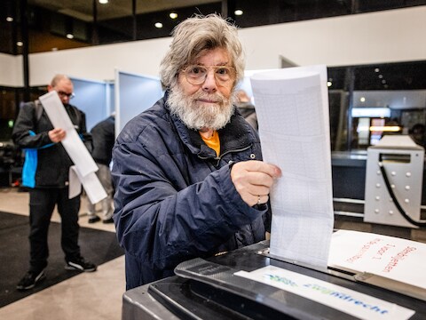 Eerste stem in Zwijndrecht uitgebracht door Chaim | Dordrecht | AD.nl