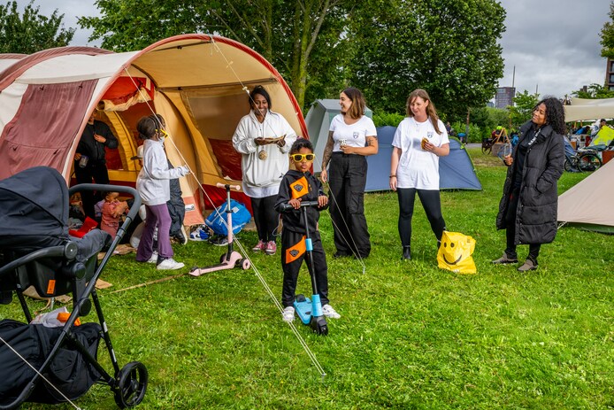 Samen met de wc-rol onder je arm: buurtcamping smeedt nieuwe ...