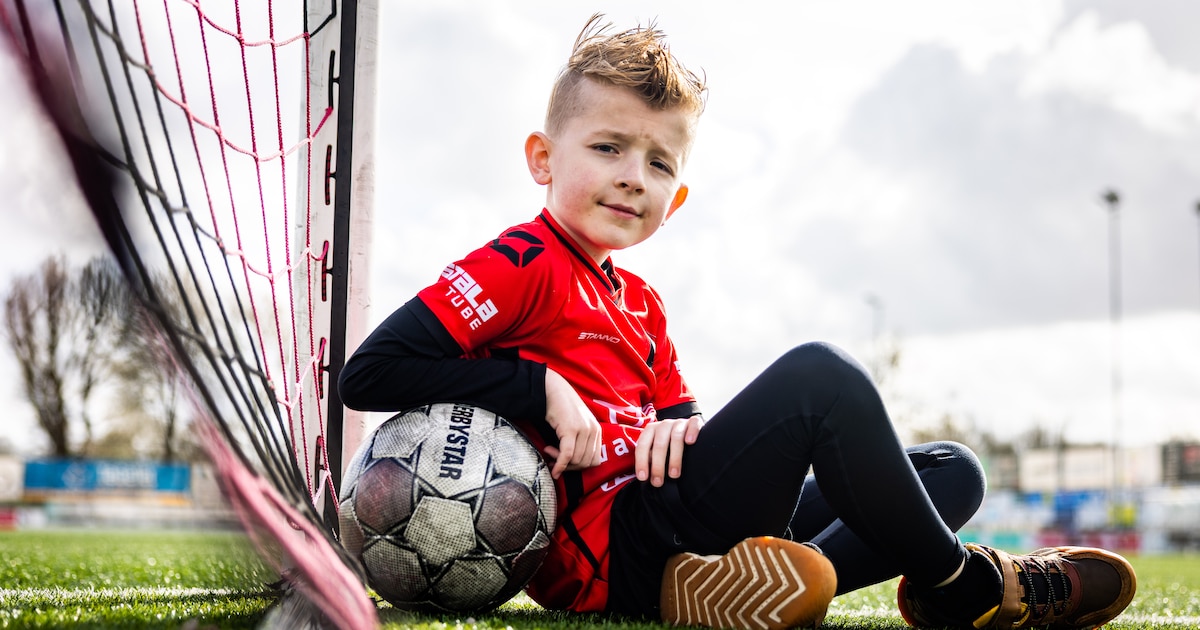 Jurre (9) scoort zijn eerste doelpunt na kanker: ‘Ik gaf papa een hele ...