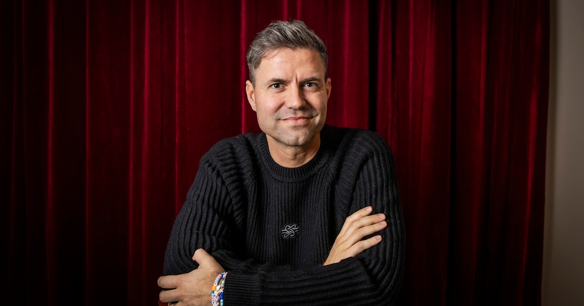 Simon Keizer signeert zijn autobiografie in Apeldoorn | Regio | AD.nl