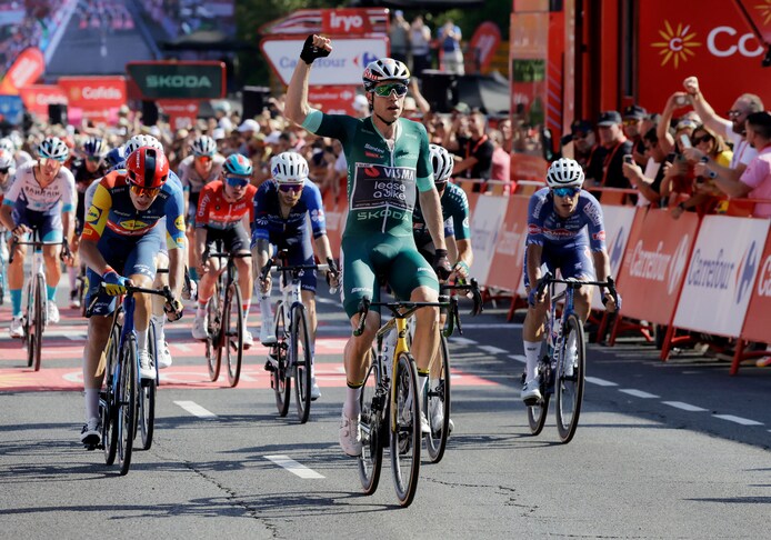 Wout van Aert wint met overtuiging sprint in Córdoba, Ben O'Connor nog ...