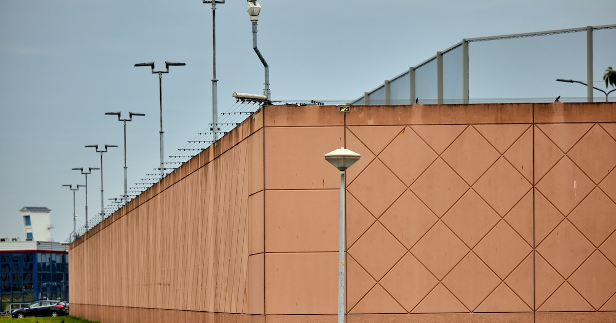 Advocaat die in de gevangenis ‘innig zoende met een cliënt’ ontkent dat ...