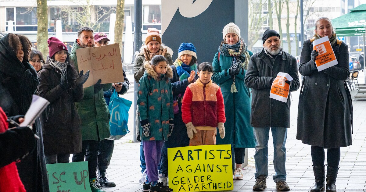 Kunstenaars demonstreren op Schouwburgplein tegen genderongelijkheid in ...