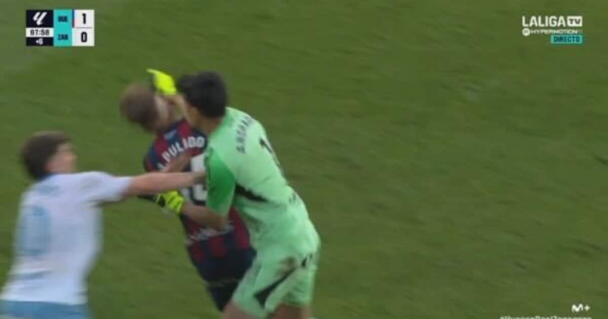 Keeper van Zaragoza door het stof nadat hij tegenstander bont en blauw ...