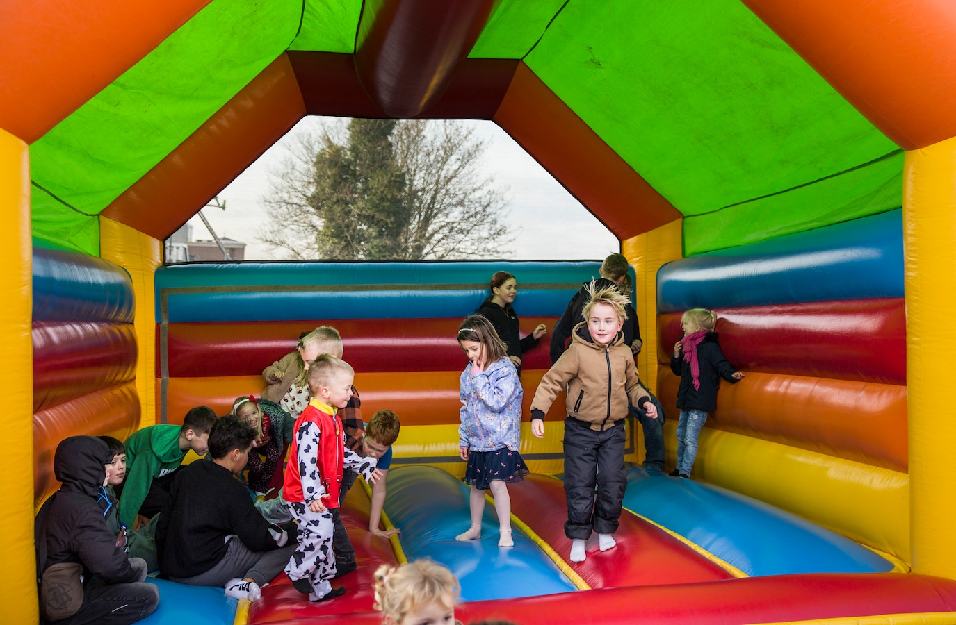 Grote oud-en-nieuwfeesten na vlammenzee en rellen van vorig jaar ...