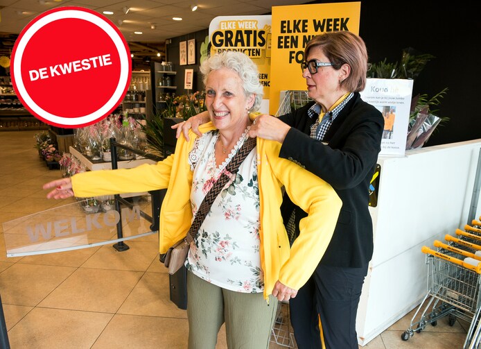 Een fleecevestje van de Jumbo aandoen omdat het zo koud is in de ...