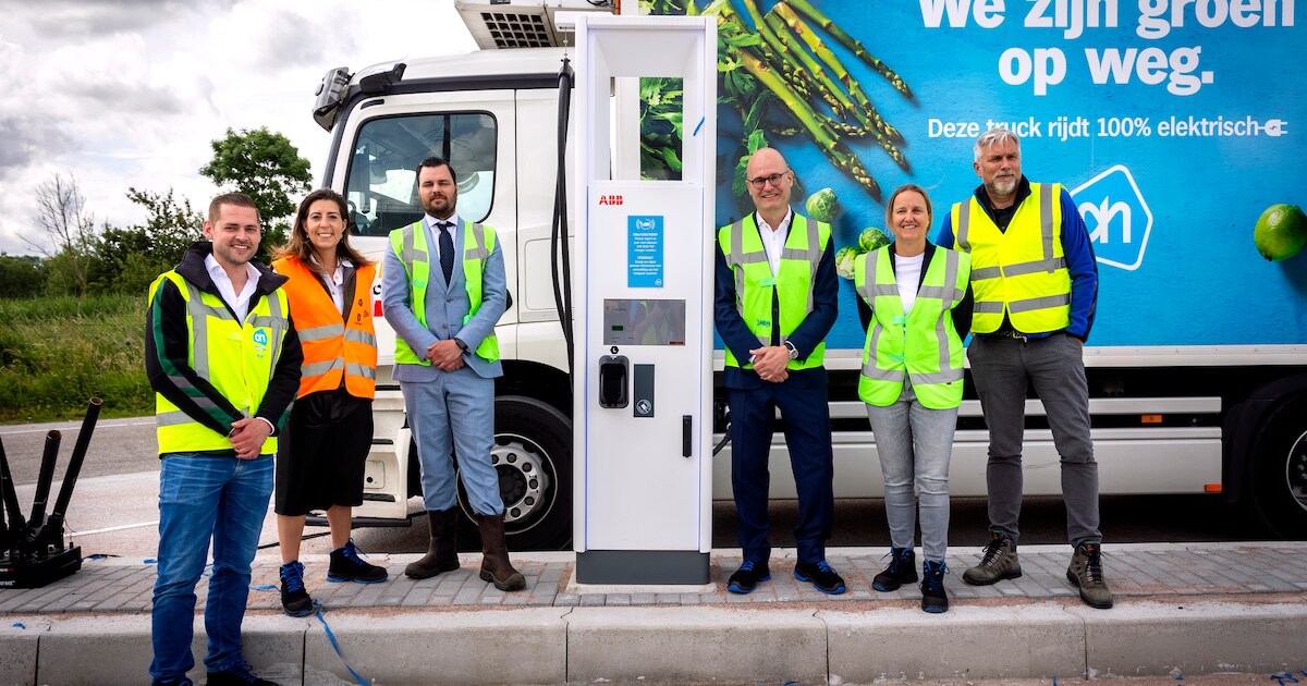 Nieuwe laadpalen voor elektrische vrachtwagens bij distributiecentrum ...