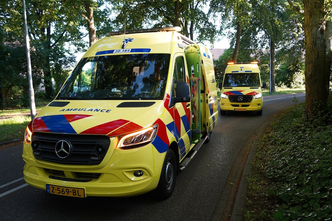 Auto total loss na botsing tegen boom in Goirle, vrouw met spoed naar ...