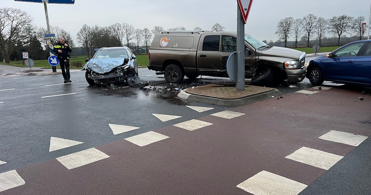 Flinke ravage op kruising bij Holten als drie auto’s op elkaar botsen | Rijssen-Holten | AD.nl