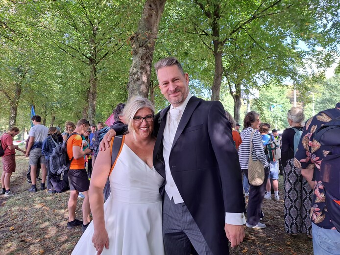 Pasgetrouwd stel demonstreert mee op de A12: ‘Dit is onze honeymoon ...